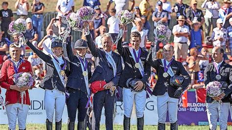 Wm Vielseitigkeit Deutsches Team Holt Gold Und Julia Krajewski Silber