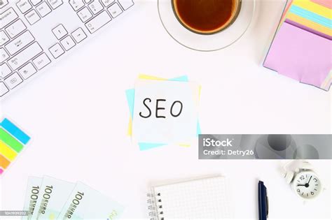 커피잔과 키보드를 흰색 바탕 화면에 스티커 메모의 텍스트 Seo 평면도 평면 레이아웃 0명에 대한 스톡 사진 및 기타 이미지