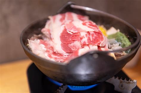 레스토랑에서 쇠고기와 채소를 곁들인 맛있는 스키야키 0명에 대한 스톡 사진 및 기타 이미지 0명 간장 건강한 생활방식