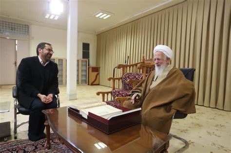 یک نسخه مصحف مشهد رضوی به آیت الله جوادی آملی تقديم شد