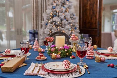 20 Colorful Christmas Table Setting Ideas That Go Beyond Red Green Hgtv