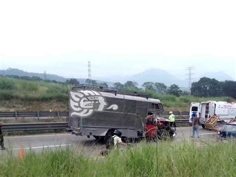 Choque entre tráiler y camioneta deja cuatro lesionados en Ixtaczoquitlán