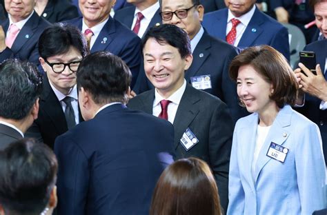 尹 한동훈과 만나 웃으며 악수대화는 없어 Mlbpark