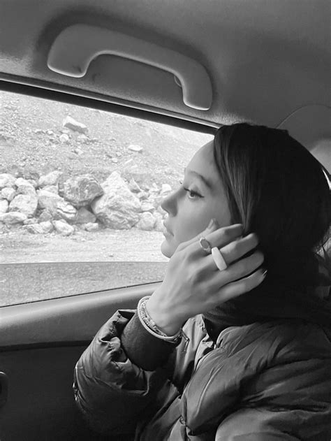 ساقی حاجی‌پور با استایلی پاییزی؛ دلم برای سرمای پاییز تنگ است عکس