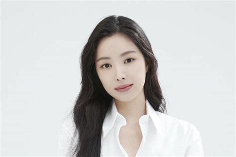 Apinks Son Naeun Officially Signs With Yg Entertainment As Actress
