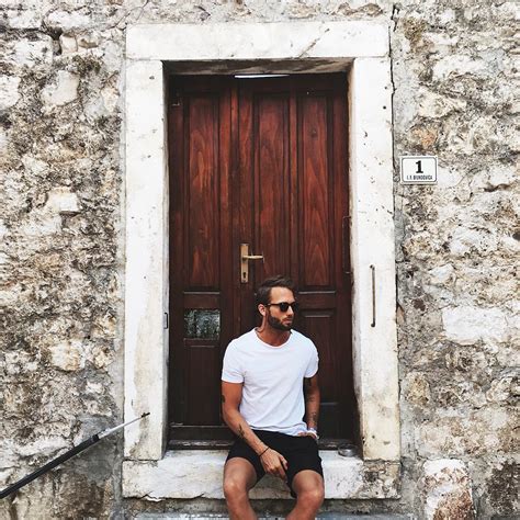 7 Ways To Wear Your Basic White T Shirt Like A Fashion Blogger