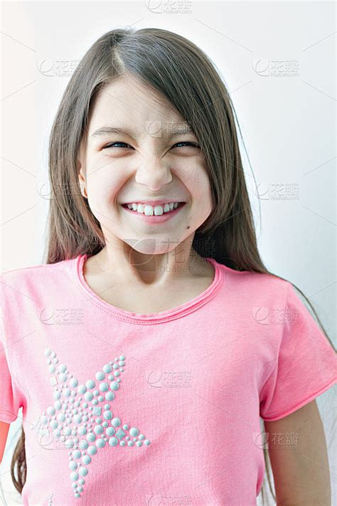 小女孩做了个鬼脸