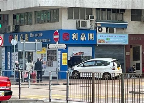 深水埗私家車疑轉彎失控 剷行人路猛撼地產舖｜即時新聞｜中港台｜oncc東網