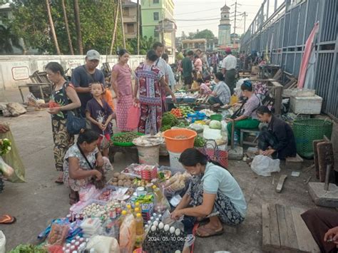 ကေ့ာကရိတ်မြို့မ စျေးတွင် စား သောက်ကုန်ပစ္စည်းများ ရောင်းခ