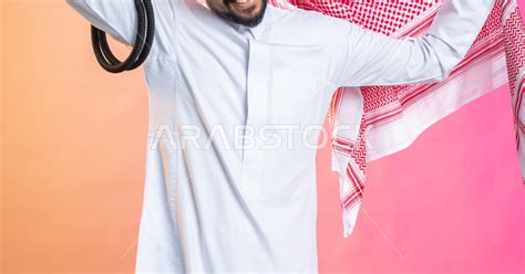 الاستعداد للخروج التزين و التجمل و الترتيب شاب سعودي عربي خليجي يرتدي