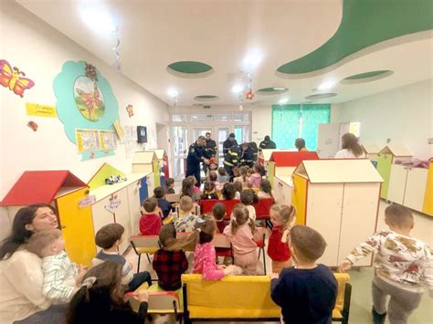 Pompierii de la ISU Prahova lecţii despre viaţă la trei grădiniţe