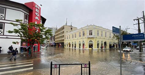 VÍdeo Chuva Volumosa Causa Alagamento Em Ruas De Joinville