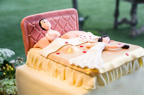 웨딩 신부와 신랑 커플 인형에 재미있는 행동에 웨딩 케이크 0명에 대한 스톡 사진 및 기타 이미지 0명 검은색 결혼 의식