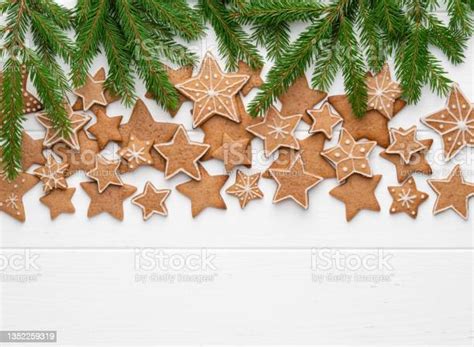진저 브레드 쿠키 와 전나무 나뭇가지로 만든 텍스트 프레임 흰색 나무 배경 공간을 복사합니다 0명에 대한 스톡 사진 및 기타 이미지 Istock