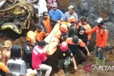 Tim Sar Gabungan Temukan Satu Korban Tertimbun Longsor Di Lumajang