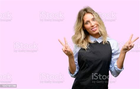 영 통을 보여주는 고 손가락으로 서명 승리 카메라 보고 검은 앞치마를 입고 소유자가 게 검안에 대한 스톡 사진 및 기타 이미지