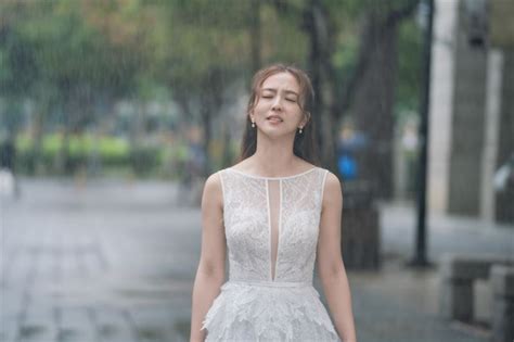 喜訊變調！結婚當天老公落跑 周曉涵爆乳婚紗街邊淋雨哭了 娛樂星聞