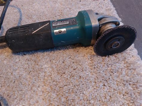 Makita Winkelschleifer 9555NB, 710W | Kaufen auf Ricardo