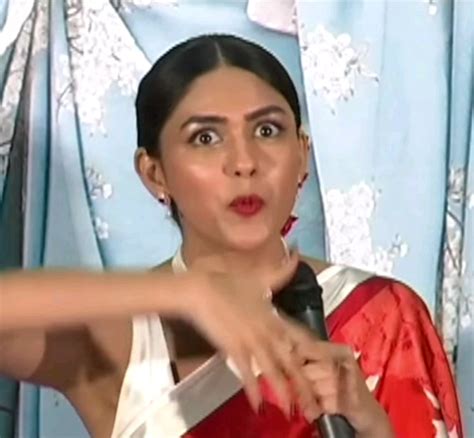 Mrunal Thakur Armpit In Sleeveless Saree R Armpitfantasy