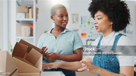 여성 디지털 태블릿 및 물류 사무실의 전자 상거래 배송 상자 창의적인 스타트 업 및 전자 상거래 소매 회사 미소 행복하고 말하는 노동자들은 제품 배달의 팀워크 협력에