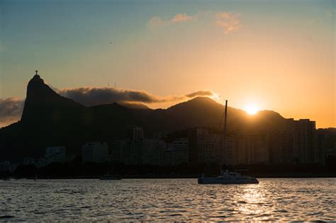 과나바라 만 브라질 리우데자네이루의 만과 해변에서 건물 보트 풍경이 있는 일몰 바다에 하늘의 반사 0명에 대한 스톡 사진 및