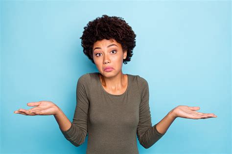 상관없어요 초상화 의 의심 스러운 부정적인 곱슬 머리 Afro 미국 여자 캔트 선택 대답 해결 문제 어깨를 잡고 손을 주저 착용