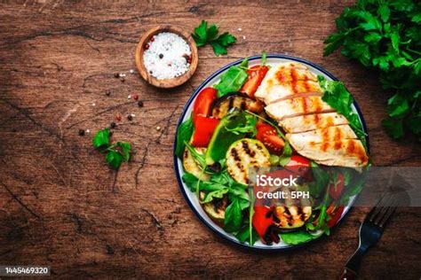 Fillet Dada Ayam Panggang Dan Salad Sayuran Dengan Paprika Zucchini