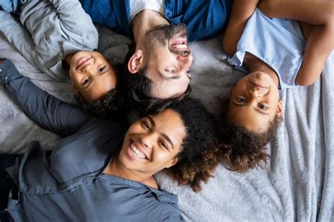 Familie Verbringt Zeit Zusammen Zu Hause Kostenlose Foto