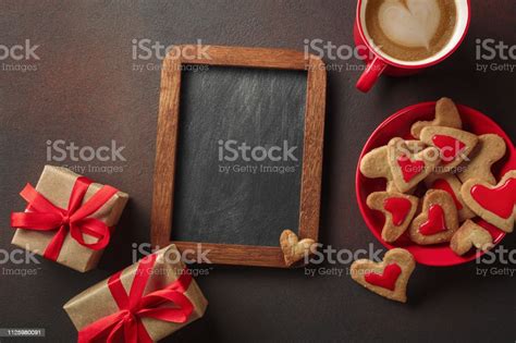 발렌타인 데이 선물 하트 모양의 쿠키 보드 커피 한 잔과의 하루 복사 공간 최고 볼 수 있습니다 개념에 대한 스톡 사진 및 기타 이미지 Istock