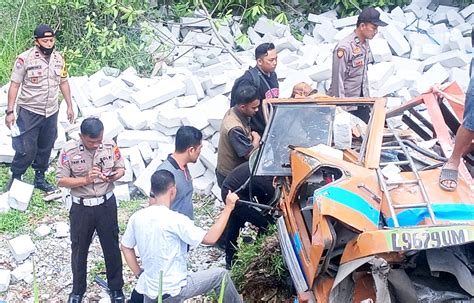 Diduga Rem Blongtruk Fuso Bermuatan Bata Ringan Masuk Jurang Di Jls