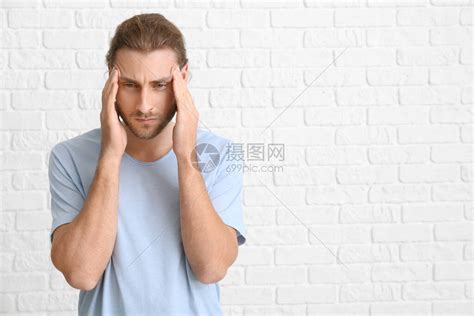 白色砖墙附近的忧心的高清图片下载 正版图片504090020 摄图网