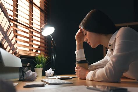 Premium Photo Businesswoman Stressing Out At Workplace Late In Evening