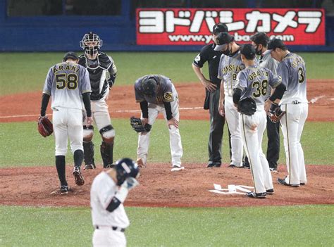 ＜ヤ・神（16）＞6回2死一、二塁、西浦に中前適時打を浴び、マウンドで声をかけられる西勇（中央）（撮影・坂田 高浩） ― スポニチ