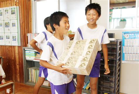 お金の「重さ」体感 東日新聞