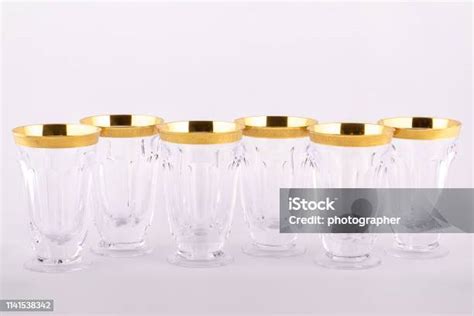 흰색 배경에 고립 된 황금 선과 장식품으로 체코 유리로 만들어진 면처리된 컵 유리 0명에 대한 스톡 사진 및 기타 이미지 0명 기념일 멜롯 포도 Istock