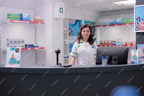 Farmacéutico Con Uniforme Médico Parado En El Mostrador De La Farmacia