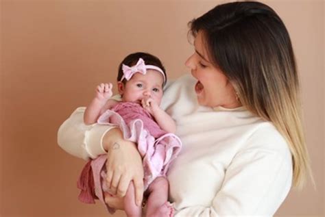 Viih Tube revela que filha dormiu para não tomar banho Igual a mãe