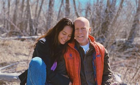 Grávida filha de Bruce Willis mostra carinho do ator em aniversário de anos