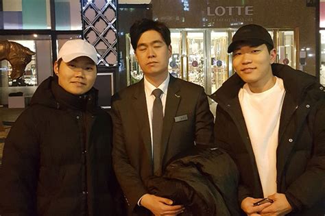 길가에 쓰러진 여학생에게 패딩 벗어준 학생들 찾습니다