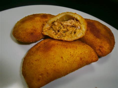 Rissóis de Atum Tuna patties Ingredientes para o recheio 4 Latas de
