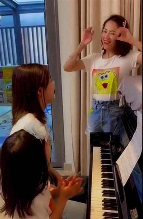 章子怡与女儿小苹果逛街 亲密挽手不像母女像姐妹新浪图片