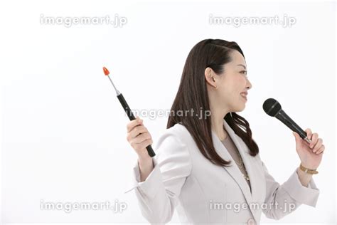 マイクと指し棒を持って話すビジネスウーマンの横顔の写真素材 103912932 イメージマート