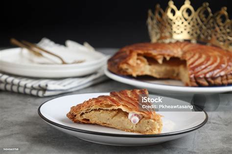 전통적인 프랑스 갈레트 데 루아 또는 킹 케이크의 컷 조각 내부에 페브가 들어 있습니다 후식 파이에 대한 스톡 사진 및 기타 이미지 후식 파이 0명 1월 Istock