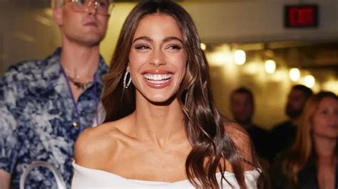 Tini Stoessel Se Animó A Un Impactante Cambio De Look Cabello Bien Largo Y Oscuro Eltrece
