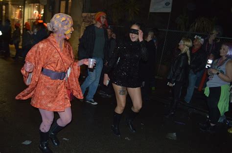 뉴 올 리 언 즈 라프렌치 쿼터에서 Krewedelusion 퍼레이드에서에서 마디 그 라 2018 Brass Band에 대한