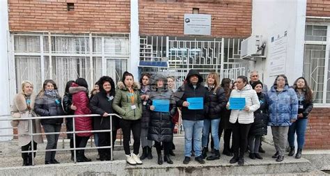 Социални работници от Силистра излязоха на едночасова предупредителна
