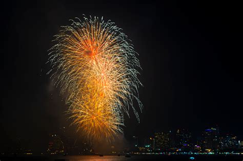 태국 파타야 해변에서 해변 전경과 도시 배경이있는 불꽃 놀이 축제 축제 배경의 다채로운 불꽃 작품 0명에 대한 스톡 사진 및