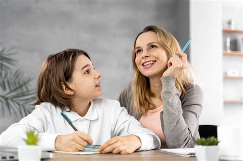 Mère Aidant Sa Fille à étudier Photo Gratuite