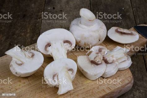 나무 테이블에 맛 있는 버섯 도 마 보드에 부엌에서 버섯입니다 밝은 배경 0명에 대한 스톡 사진 및 기타 이미지 0명 개체