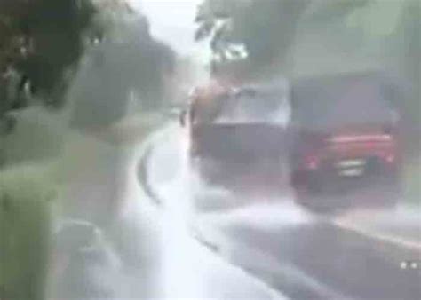 Video Driver Narrowly Avoids Hitting Stopped Vehicles